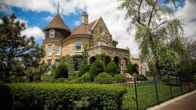 The Haley Mansion: A Wedding Extravaganza with Felix And Fingers ...